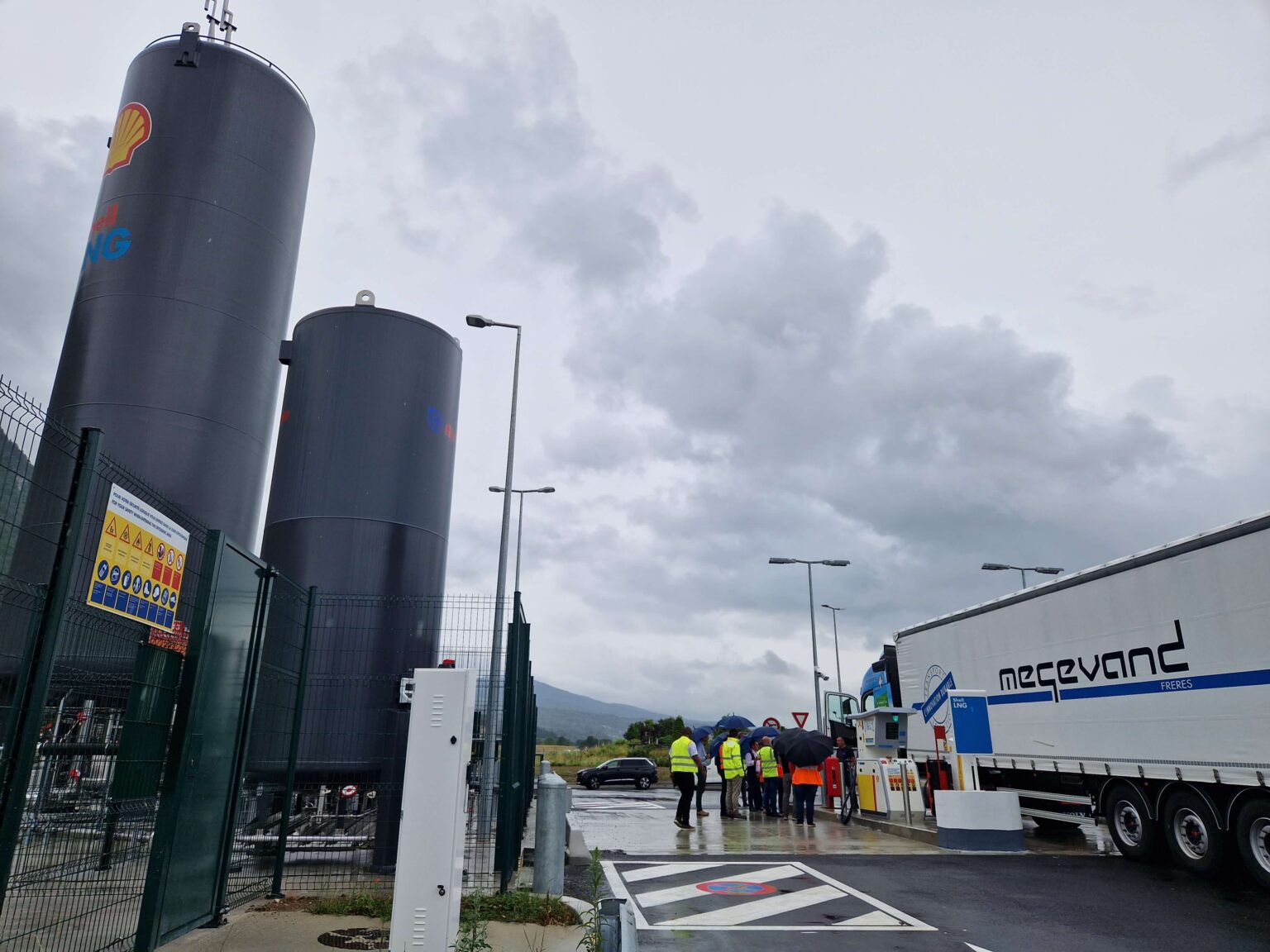 Les équipes d’ATMB et de Shell mettent en service la 1ère station de ...